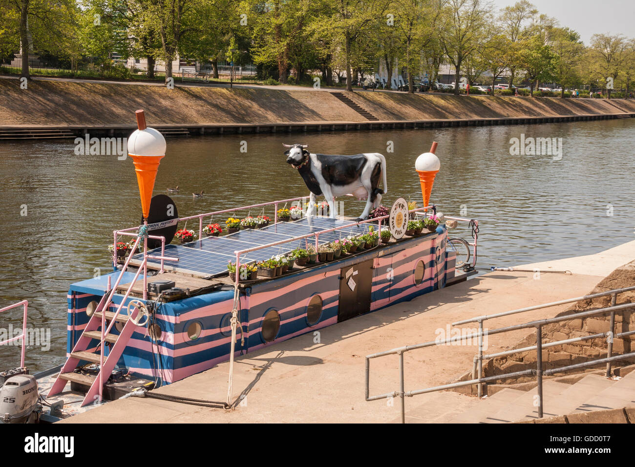 The full moo ice cream boat hi-res stock photography and images - Alamy