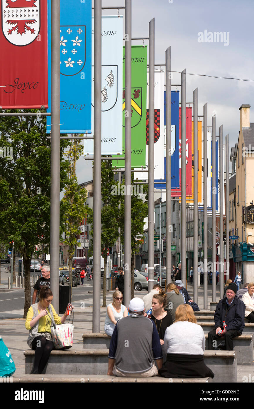 Ireland, Co Galway, Galway, Eyre Square, John Kennedy Park, visitors ...