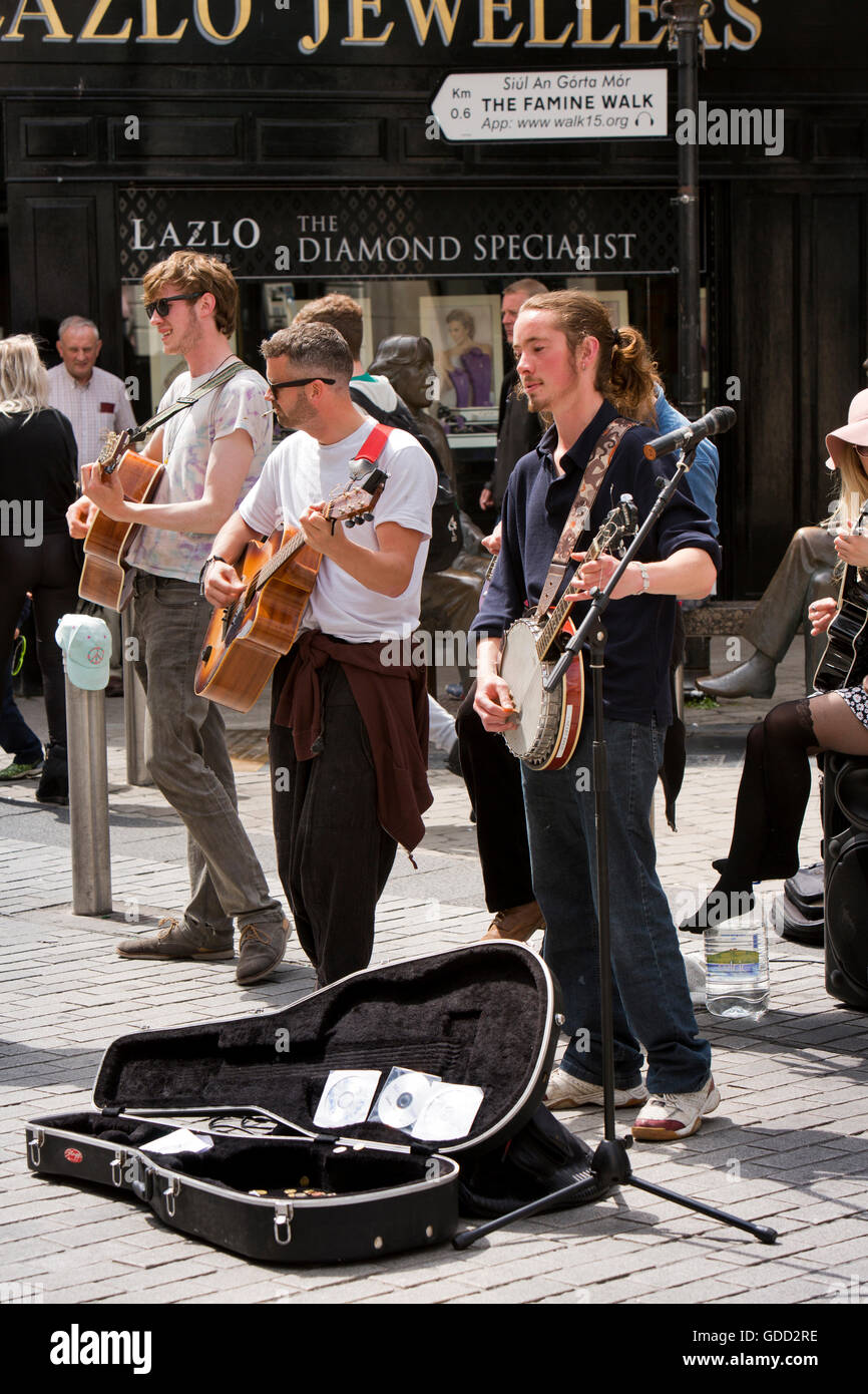 Busking in the sun hi-res stock photography and images - Alamy