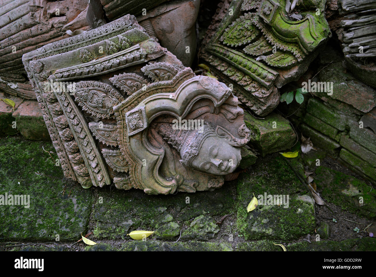 a garden and Buddha terracota of Mr Ban Phor Linag Meuns Terracota Art ...