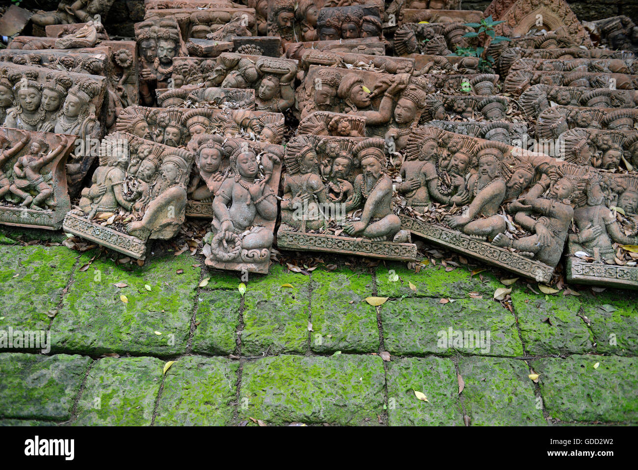 a garden and Buddha terracota of Mr Ban Phor Linag Meuns Terracota Art ...