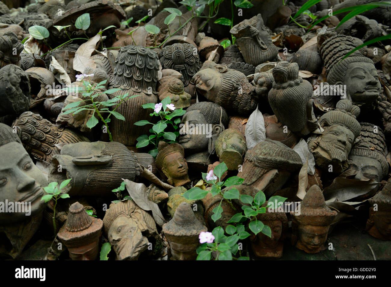 a garden and Buddha terracota of Mr Ban Phor Linag Meuns Terracota Art ...