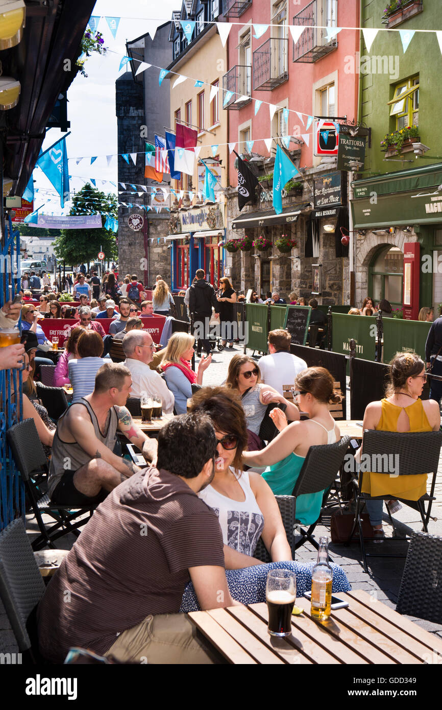 Crowded pavement hi-res stock photography and images - Alamy