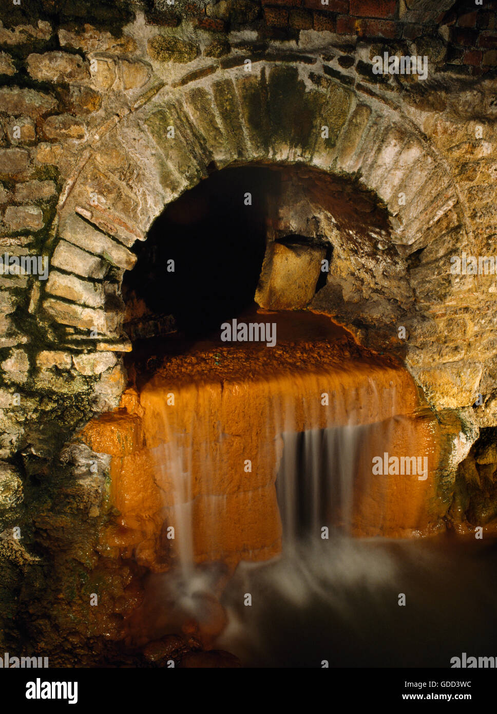 Roman Baths Museum, Bath: vaulted drain & outflow arch which brought ...