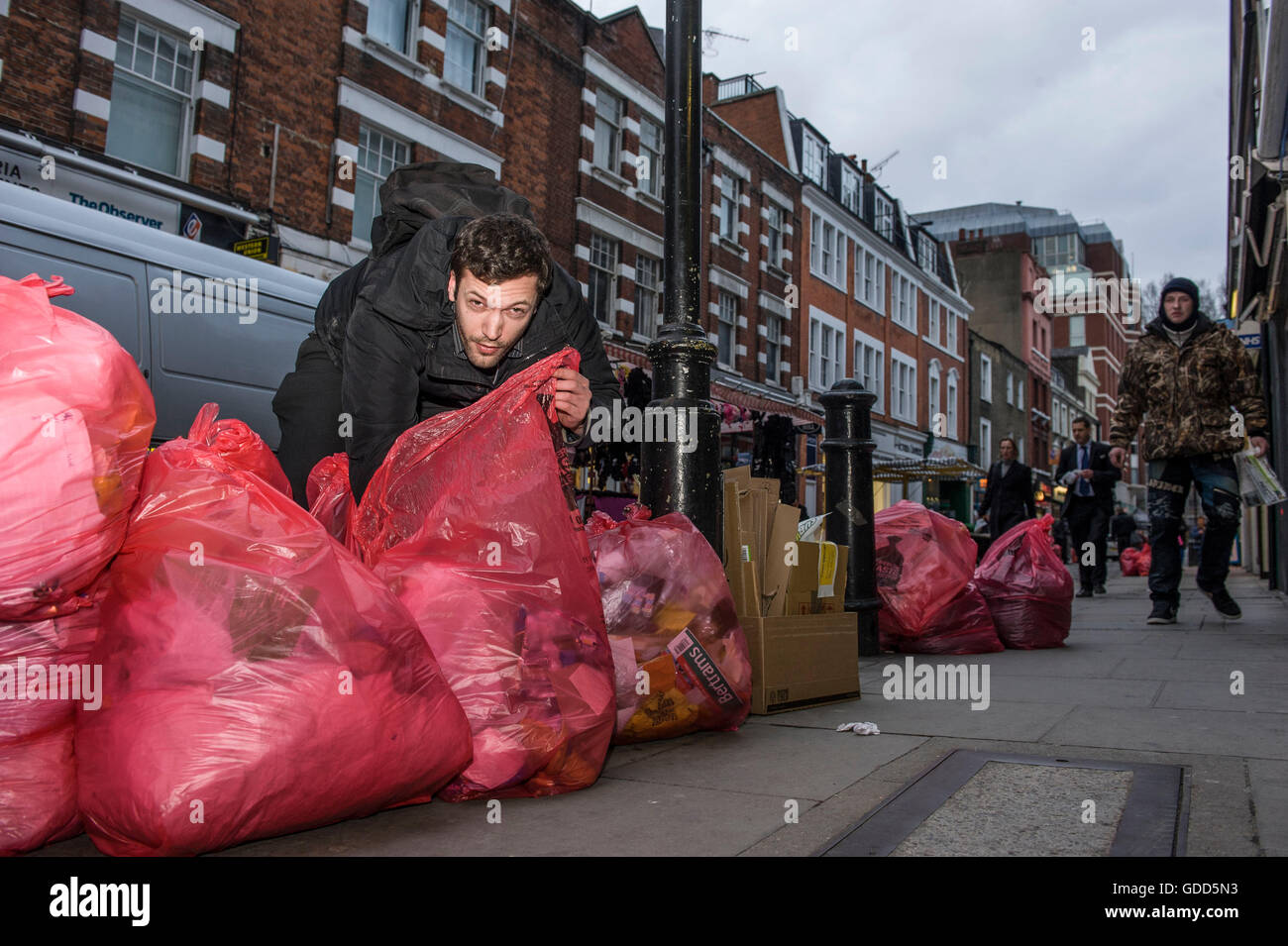 man foraging for discarded food london victoria Stock Photo - Alamy