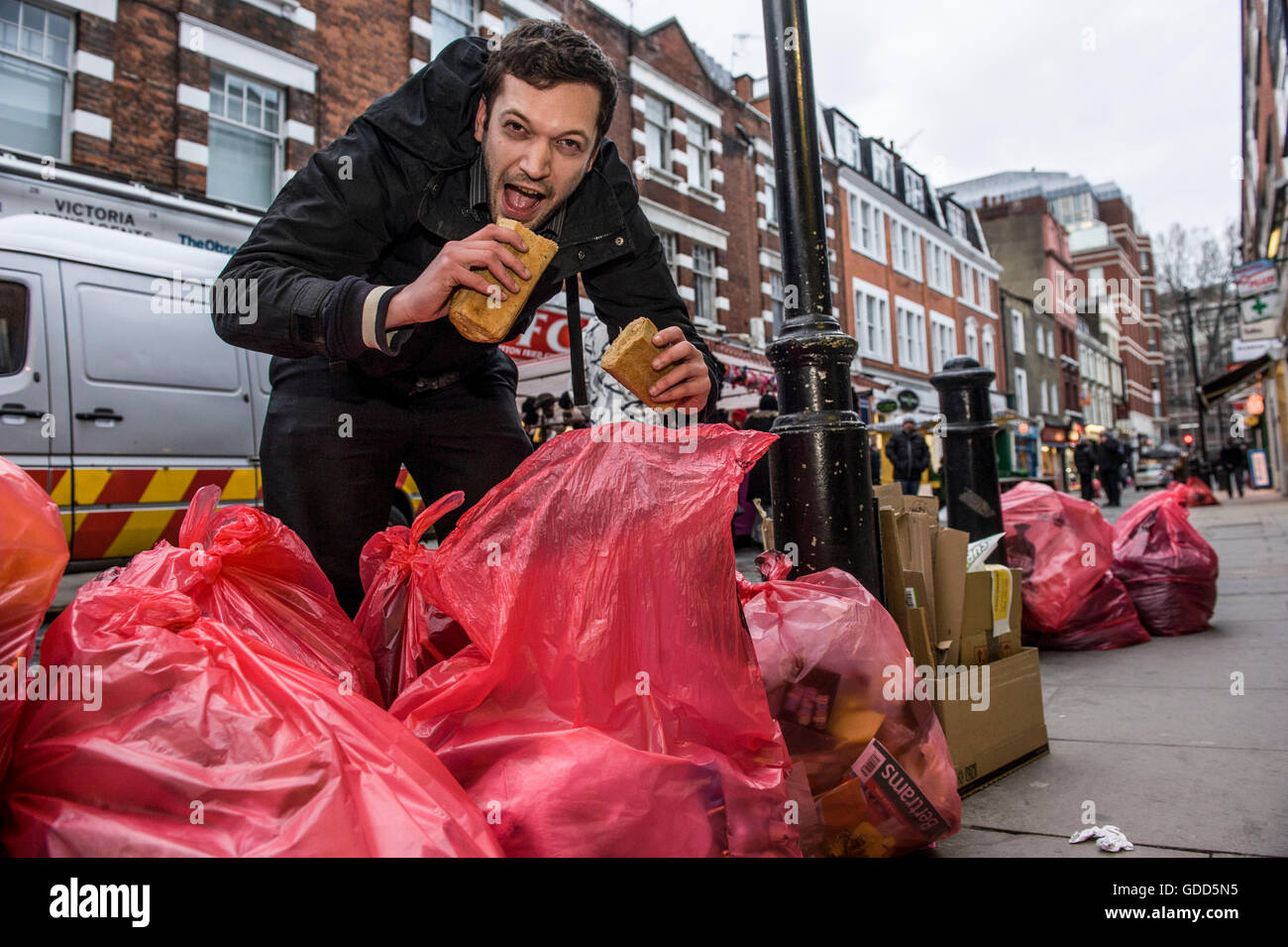 man foraging for discarded food london victoria Stock Photo - Alamy
