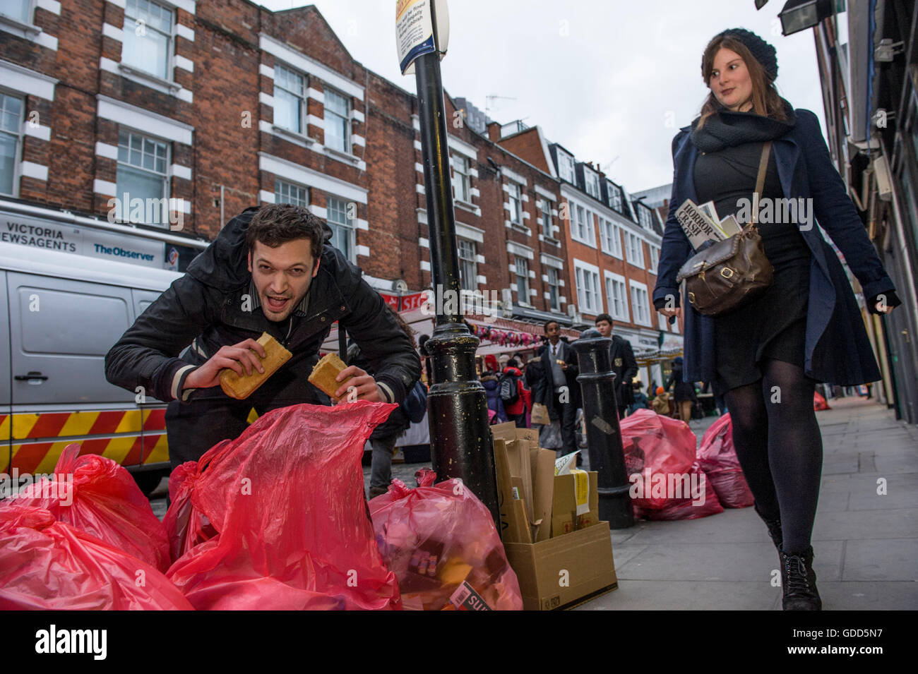 man foraging for discarded food london victoria Stock Photo - Alamy