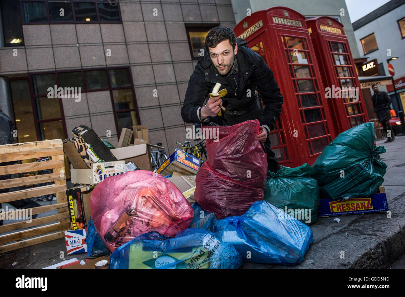 man foraging for discarded food london victoria Stock Photo - Alamy