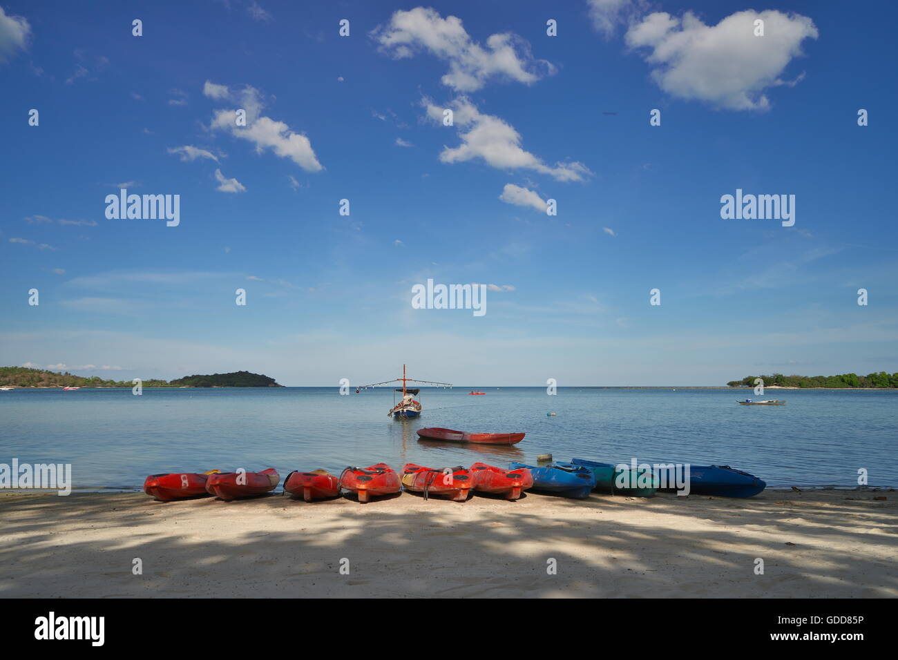 Canoes at the beach Stock Photo - Alamy