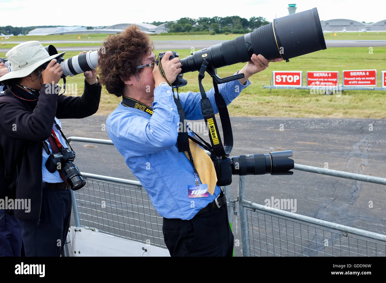 A photographer with a large lens Stock Photo - Alamy