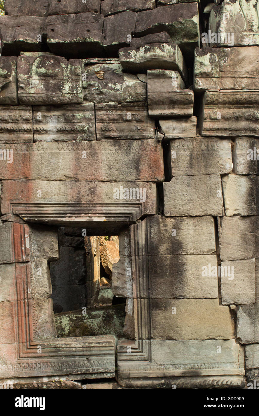 Ancient cracked wall - old stone facade Stock Photo - Alamy