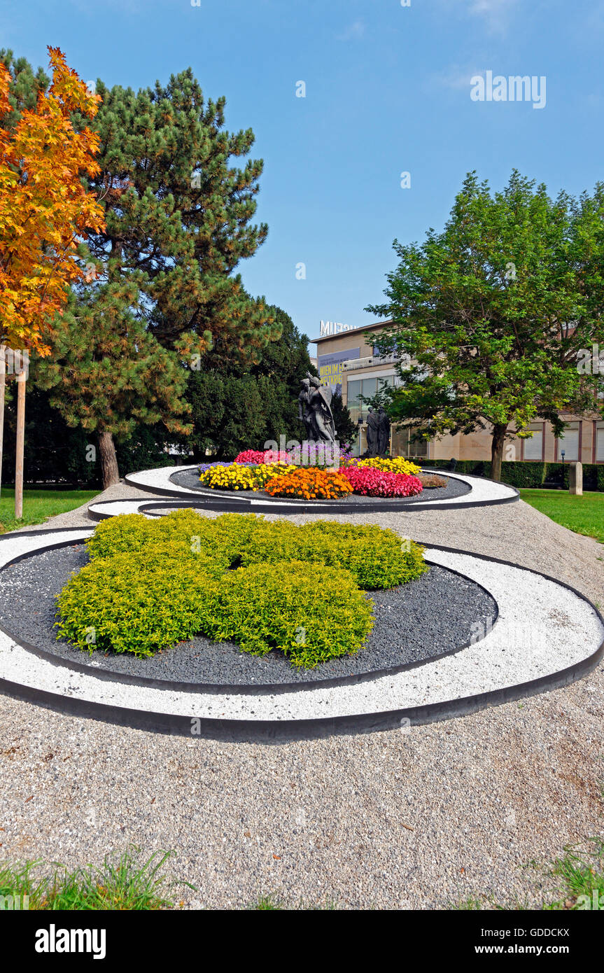 Park flowerbeds hi-res stock photography and images - Alamy