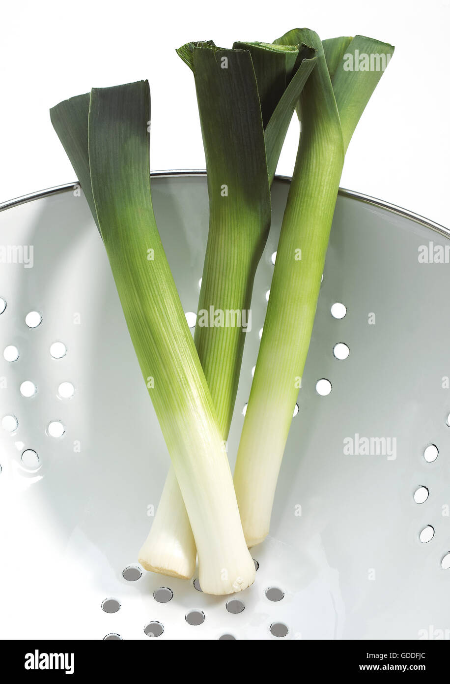 LEEKS allium porrum IN A DRAINING RACK Stock Photo - Alamy