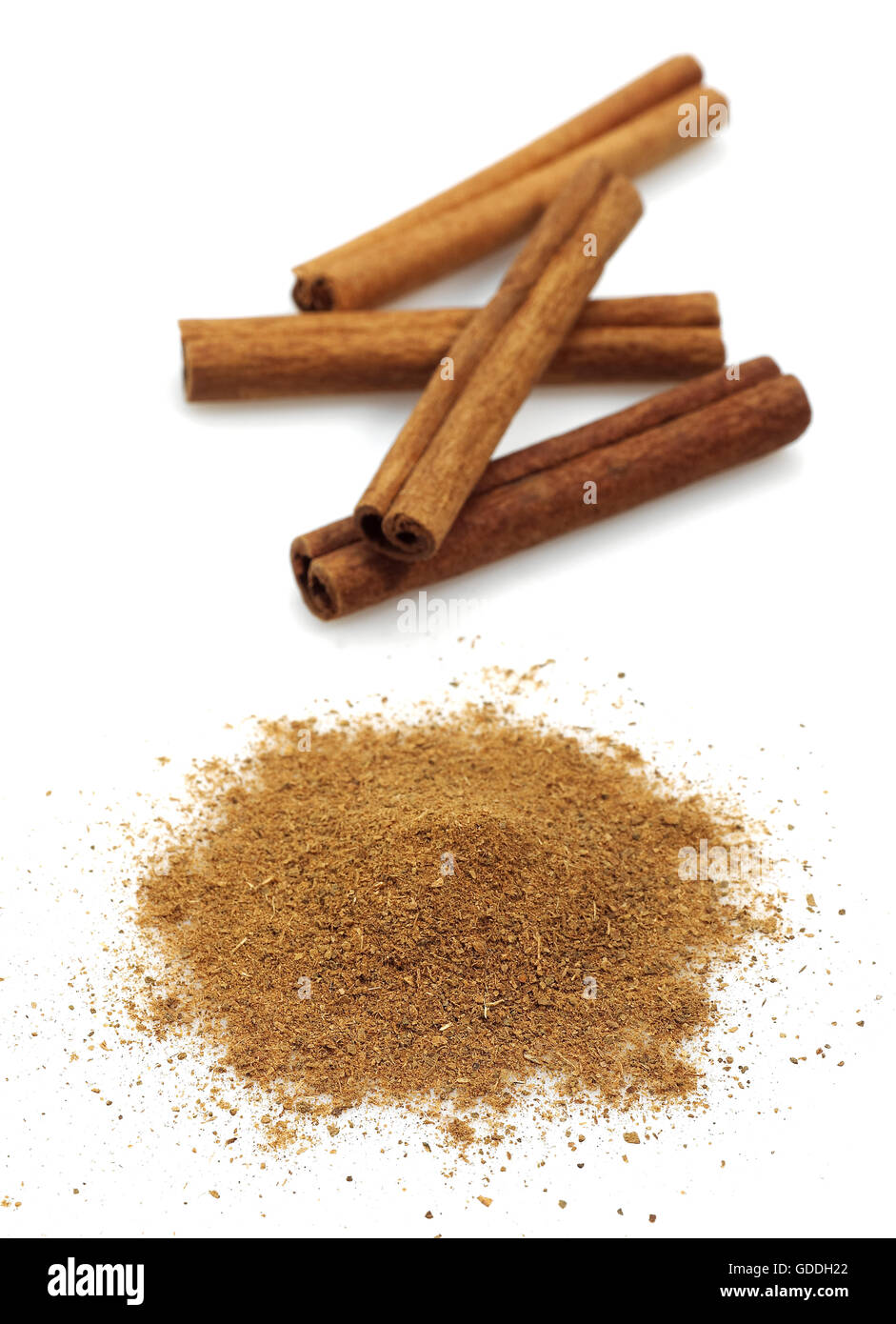 CINNAMON BARK AND POWDER cinnamomum zeylanicum AGAINST WHITE BACKGROUND ...