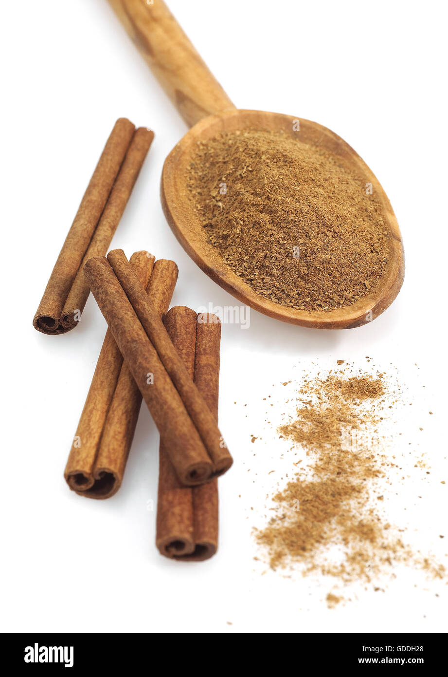 CINNAMON BARK AND POWDER cinnamomum zeylanicum AGAINST WHITE BACKGROUND ...