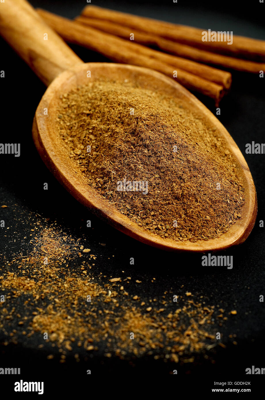 CINNAMON BARK AND POWDER cinnamomum zeylanicum AGAINST BLACK BACKGROUND ...