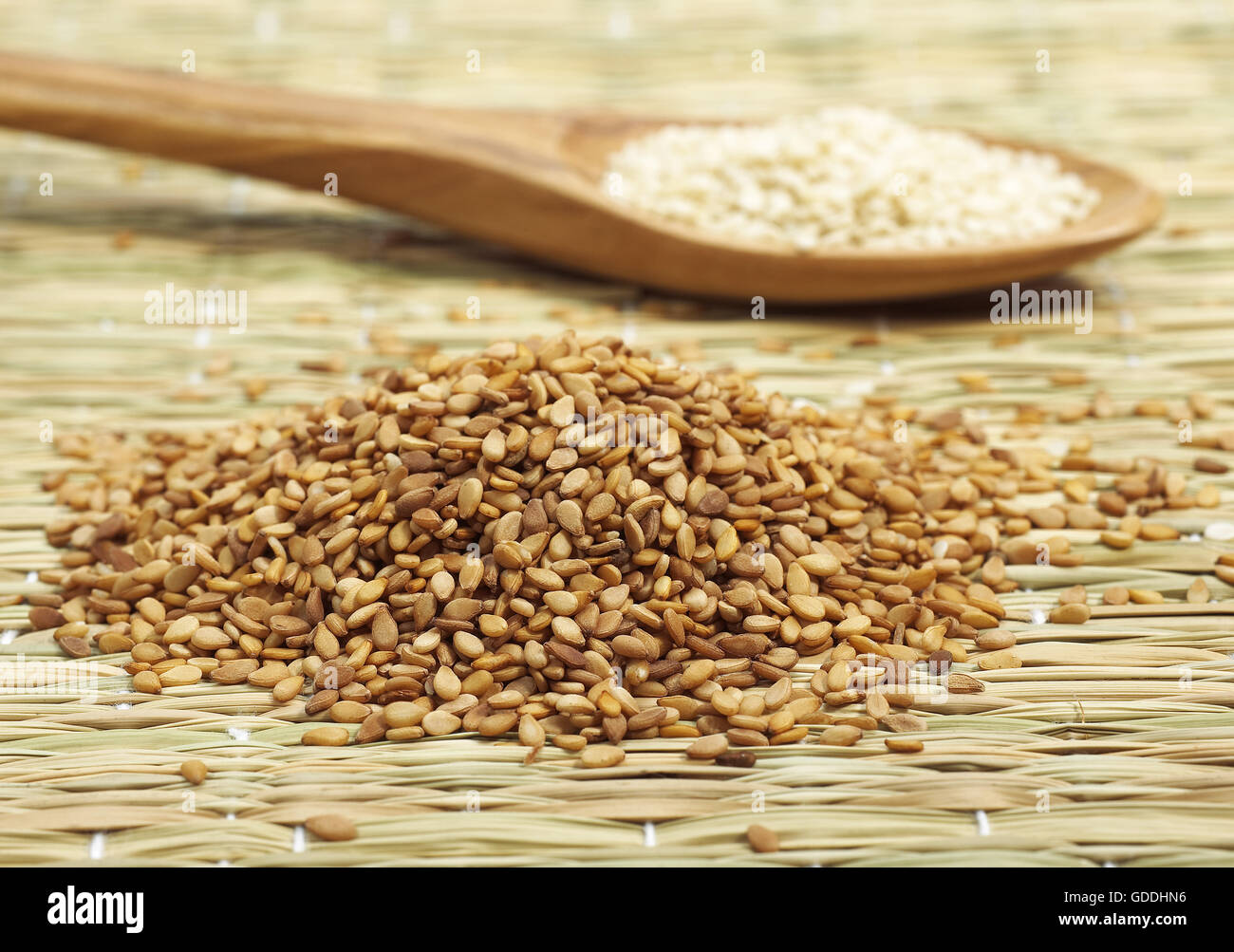 GOLD COLOURED SESAM AND NATURAL SESAM SEEDS Stock Photo - Alamy