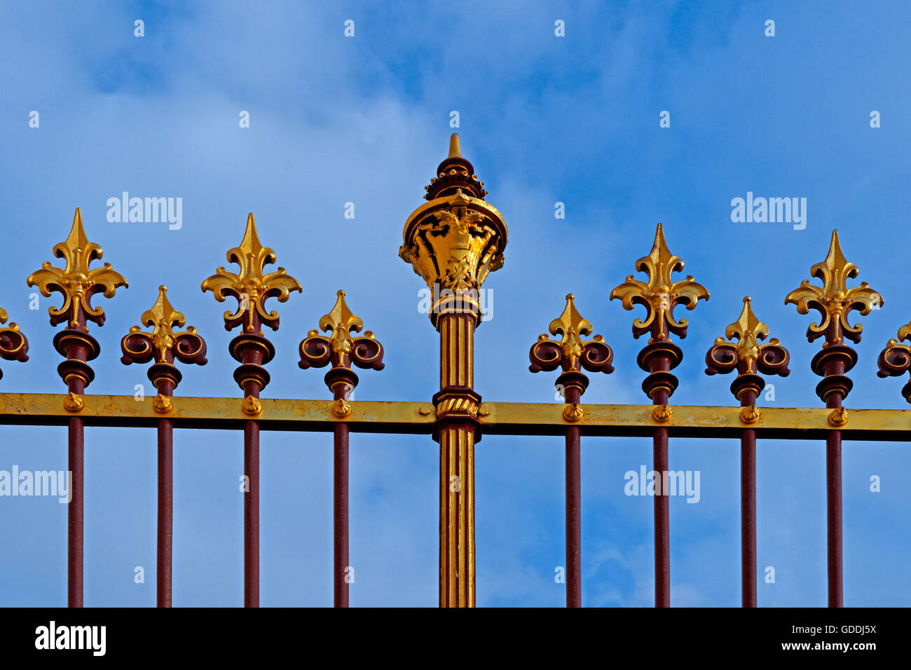Outer castle gate hi-res stock photography and images - Alamy