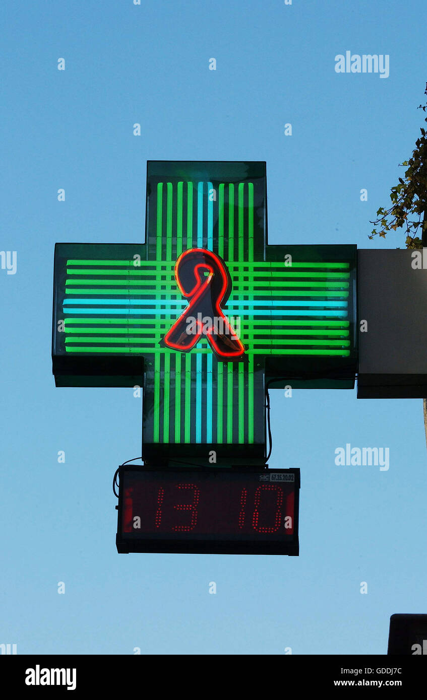 French pharmacy sign paris hi-res stock photography and images - Alamy