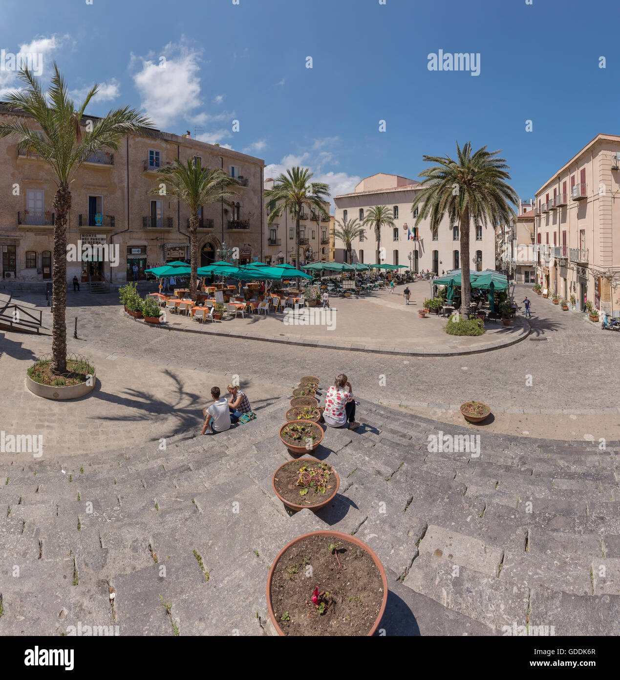 Square with palm trees hi-res stock photography and images - Alamy