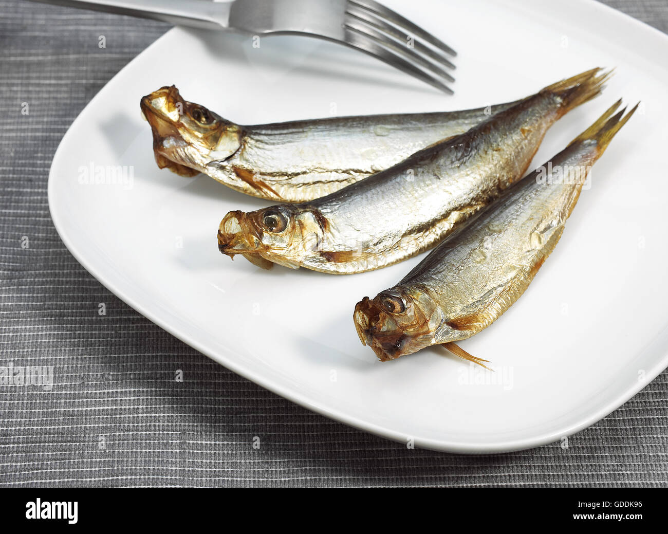SPRAT sprattus sprattus, SMOKED FISH ON PLATE Stock Photo - Alamy
