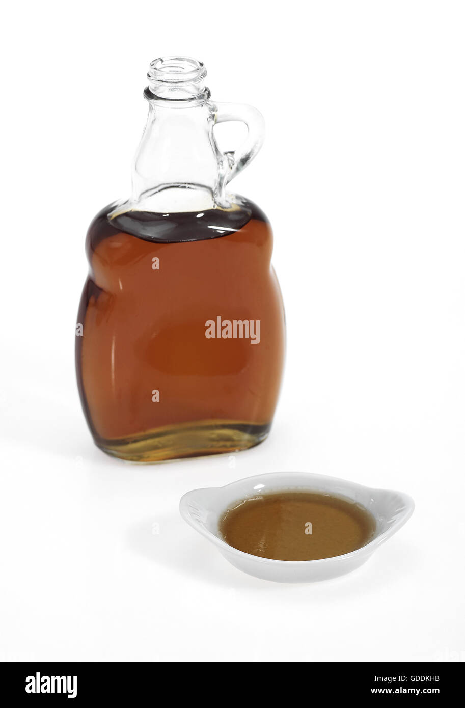 BOTTLE OF MAPLE SYRUP AGAINST WHITE BACKGROUND Stock Photo - Alamy