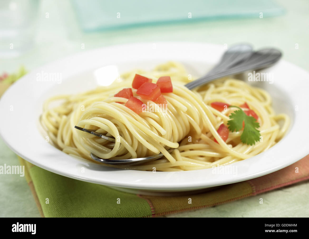 PLATE WITH SPAGHETTI PASTA, TOMATO AND PARSLEY Stock Photo - Alamy
