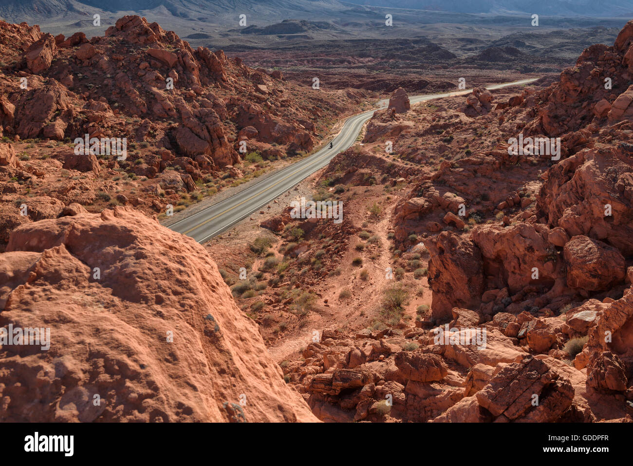 Desert highway hi-res stock photography and images - Alamy
