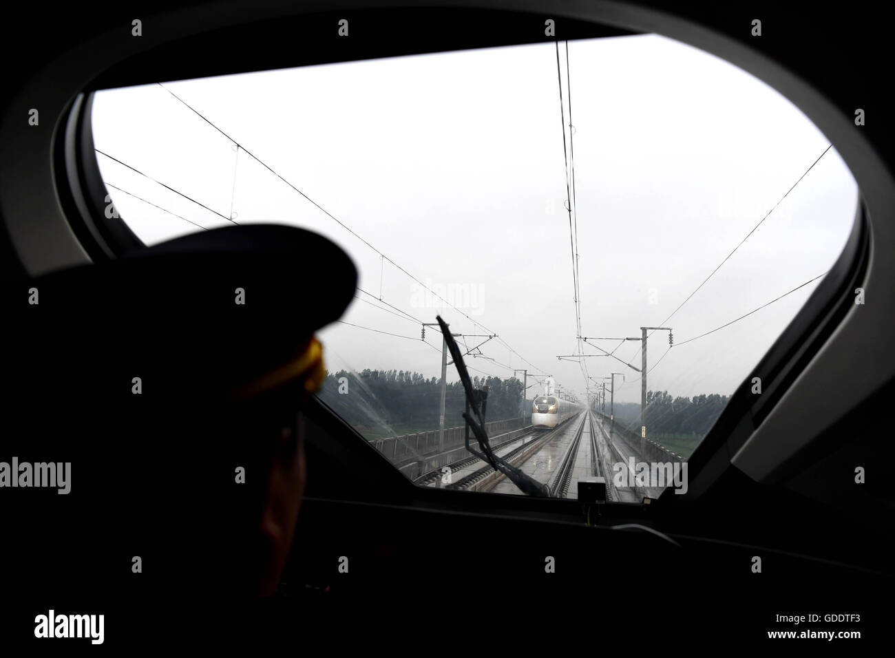 Zhengzhou. 15th July, 2016. Chinese bullet trains "Golden Phoenix" and ...