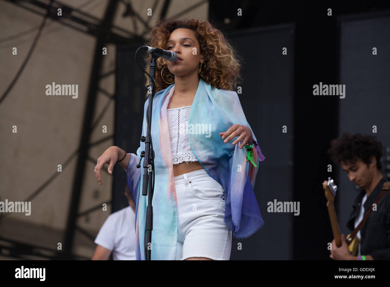 Izzy bizu singer hi-res stock photography and images - Alamy