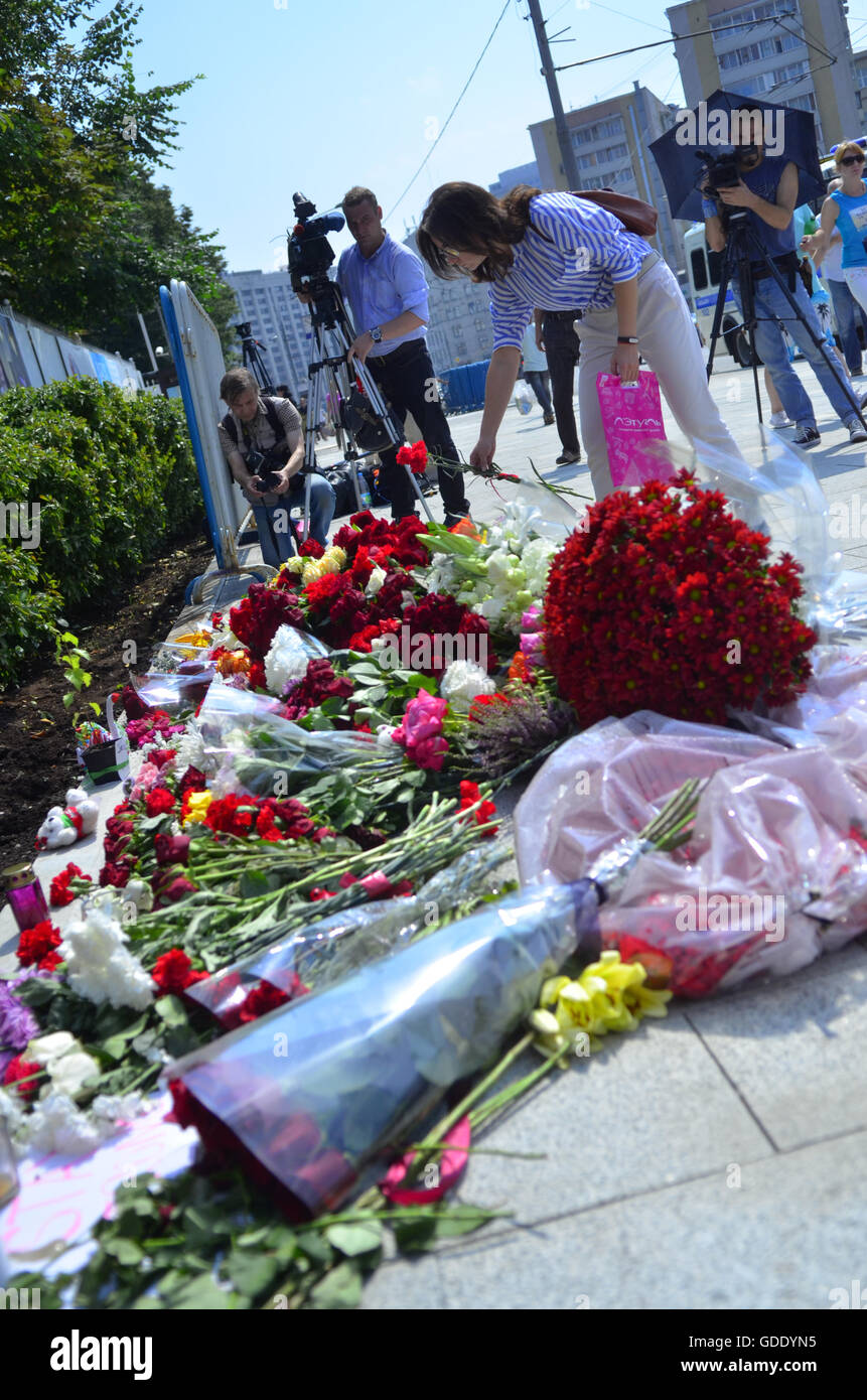 Moscow, Russia. 15th July, 2016. Muscovites bring flowers to the ...