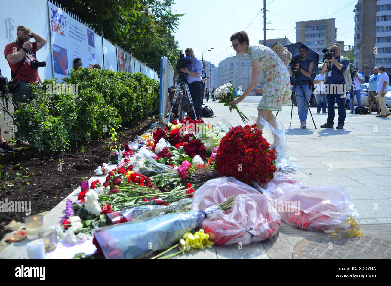 Moscow, Russia. 15th July, 2016. Muscovites bring flowers to the ...