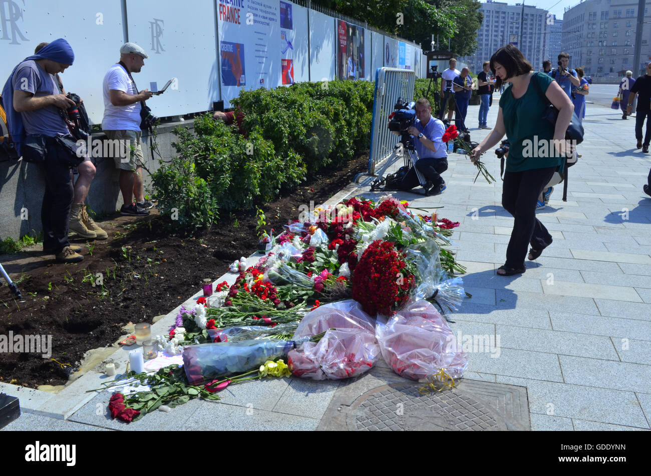 Moscow, Russia. 15th July, 2016. Muscovites bring flowers to the ...