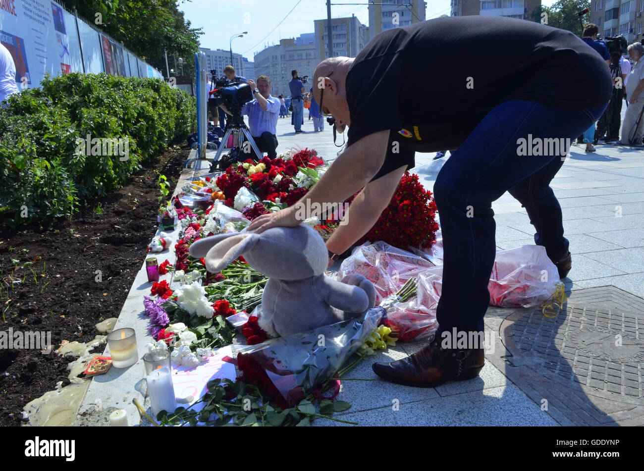 Moscow, Russia. 15th July, 2016. Muscovites bring flowers to the ...