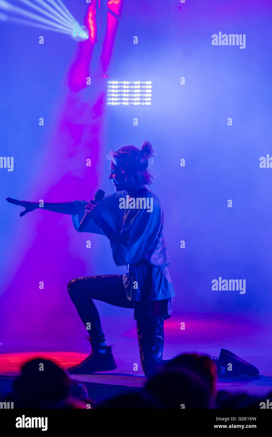 Singer grimes hi-res stock photography and images - Alamy