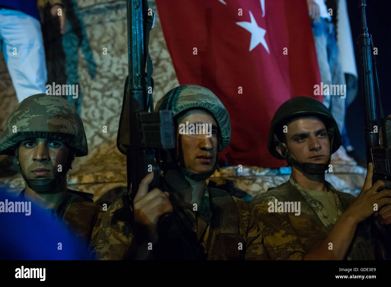 Istanbul, Turkey. 16th July, 2016. Turkish soldiers stay with weapons ...