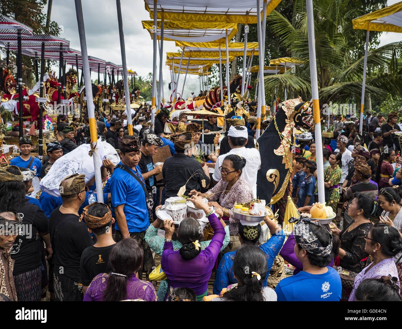 July 16, 2016 - Ubud, Bali, Indonesia - People place the effigy of the ...