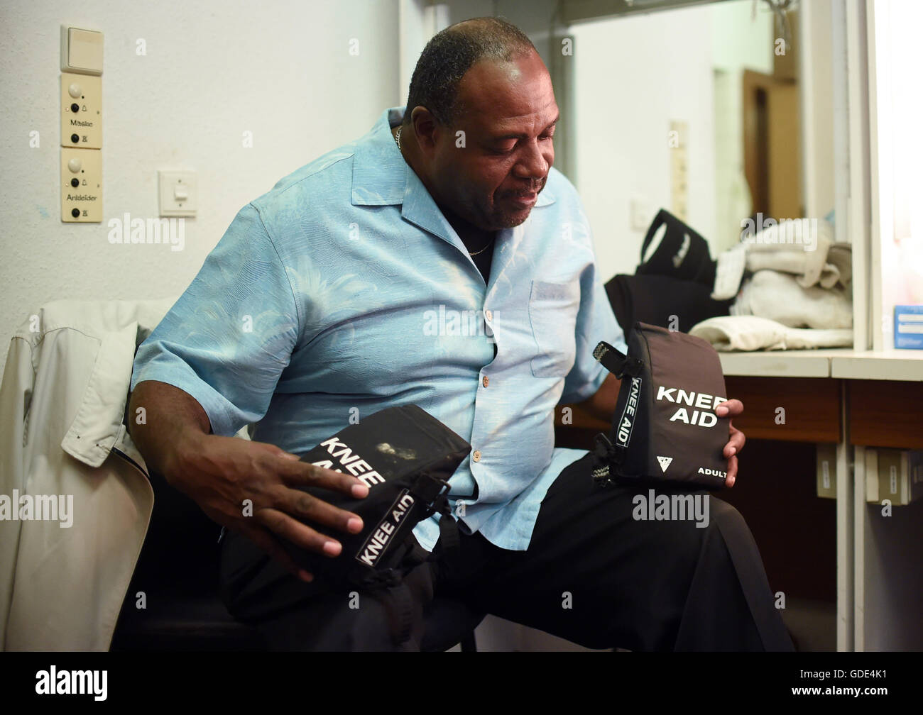 Knee braces hi-res stock photography and images - Alamy