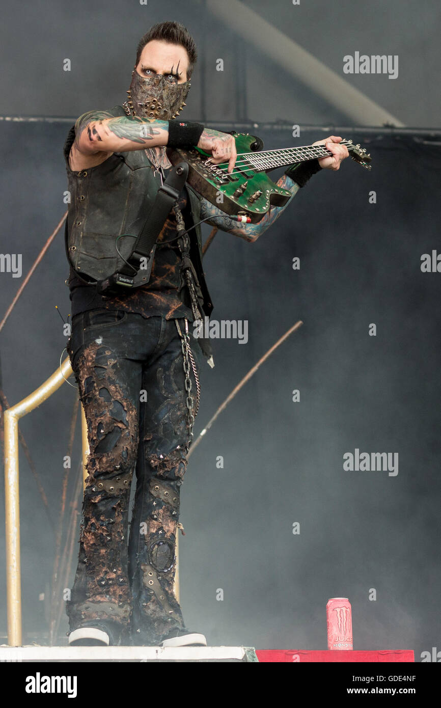 Chicago, Illinois, USA. 15th July, 2016. Bassist TRAVIS JOHNSON of In ...