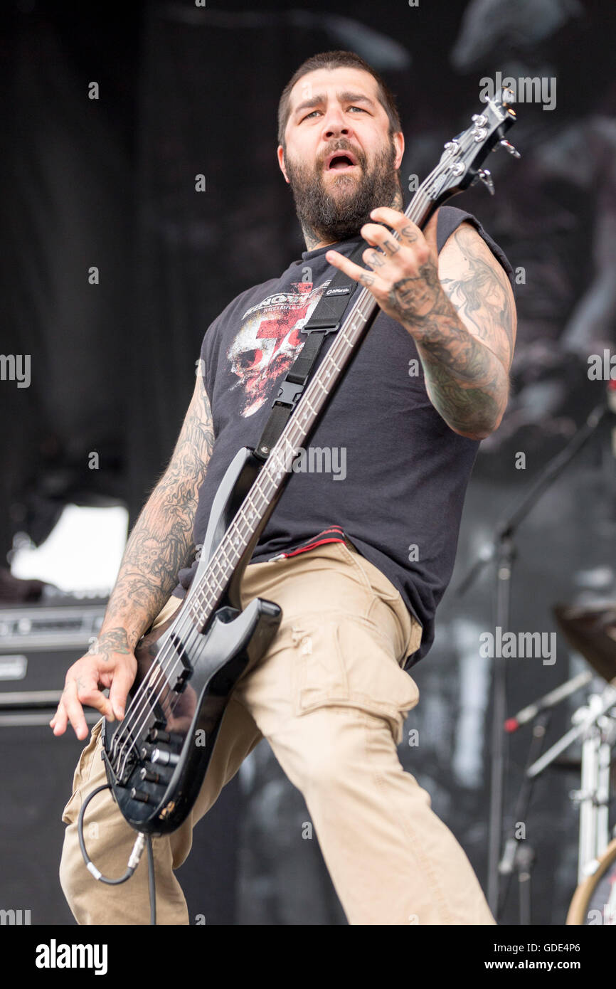 Chicago, Illinois, USA. 15th July, 2016. Bassist CHRIS BEATTIE of ...