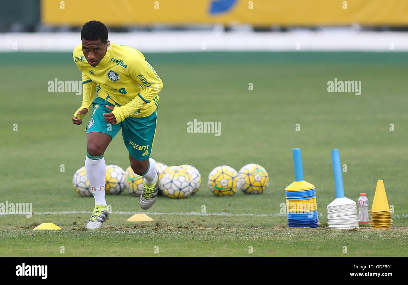 The player Matheus Sales of SE Palmeiras, during training, the Football ...