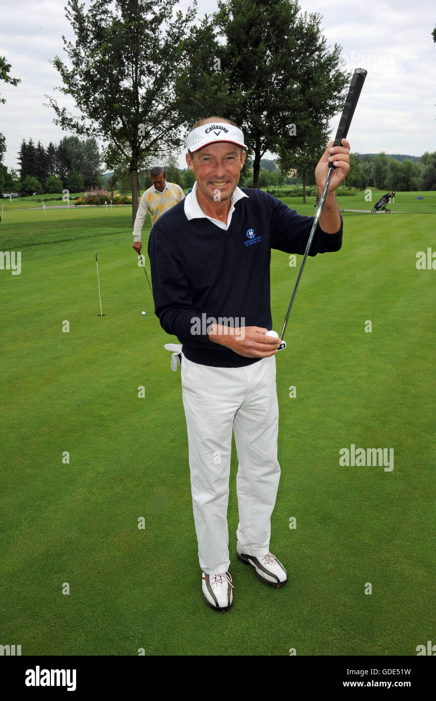 Bad Griesbach, Germany. 15th July, 2017. Actor Michael Lesch plays golf ...