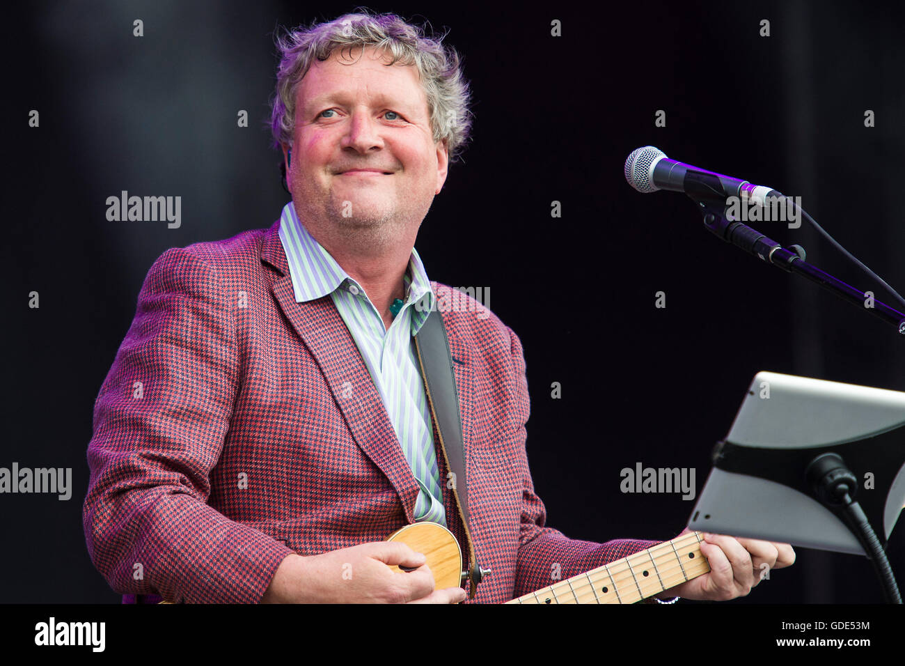 Squeeze lead singer hi-res stock photography and images - Alamy