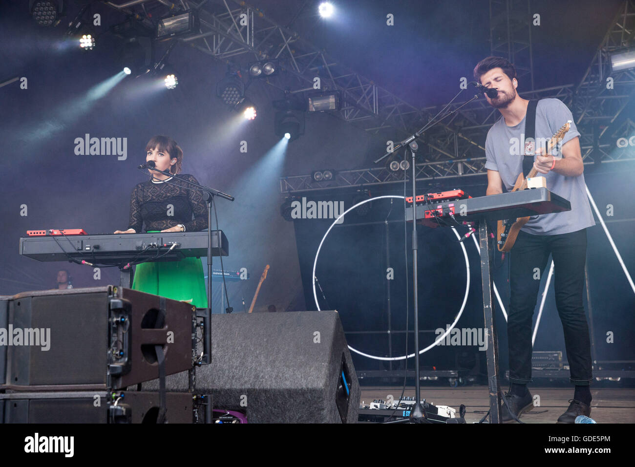 Oh wonder singer hi-res stock photography and images - Alamy