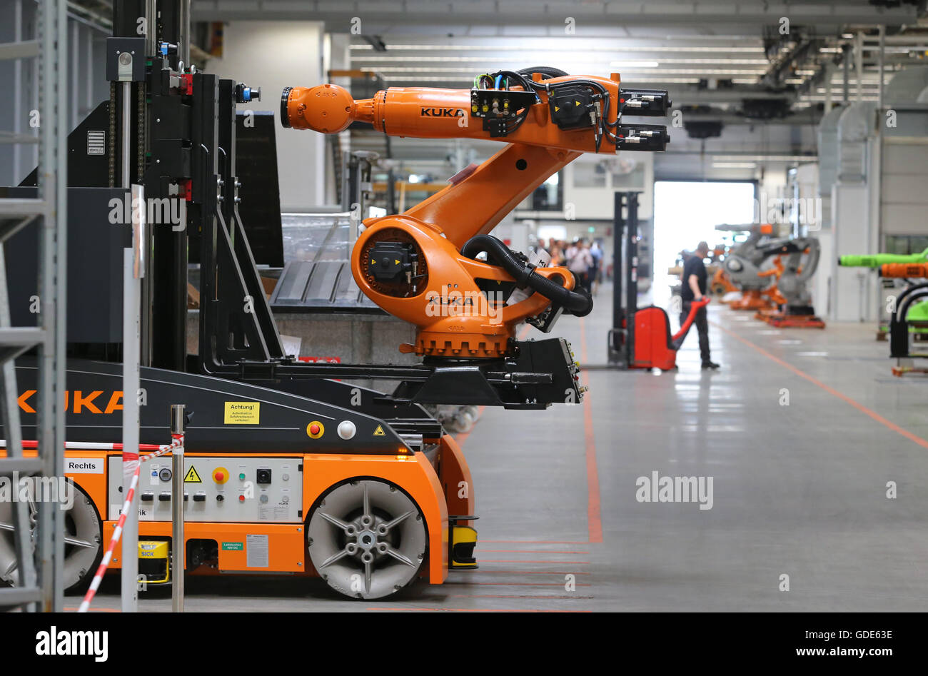 Kuka robot hi-res stock photography and images - Alamy