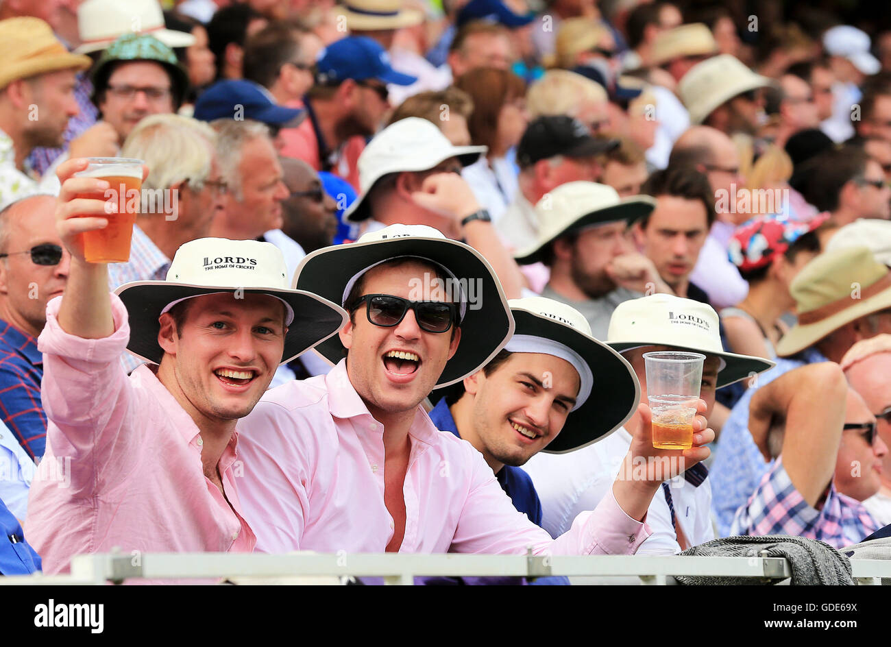 Lord's test match crowd hi-res stock photography and images - Alamy
