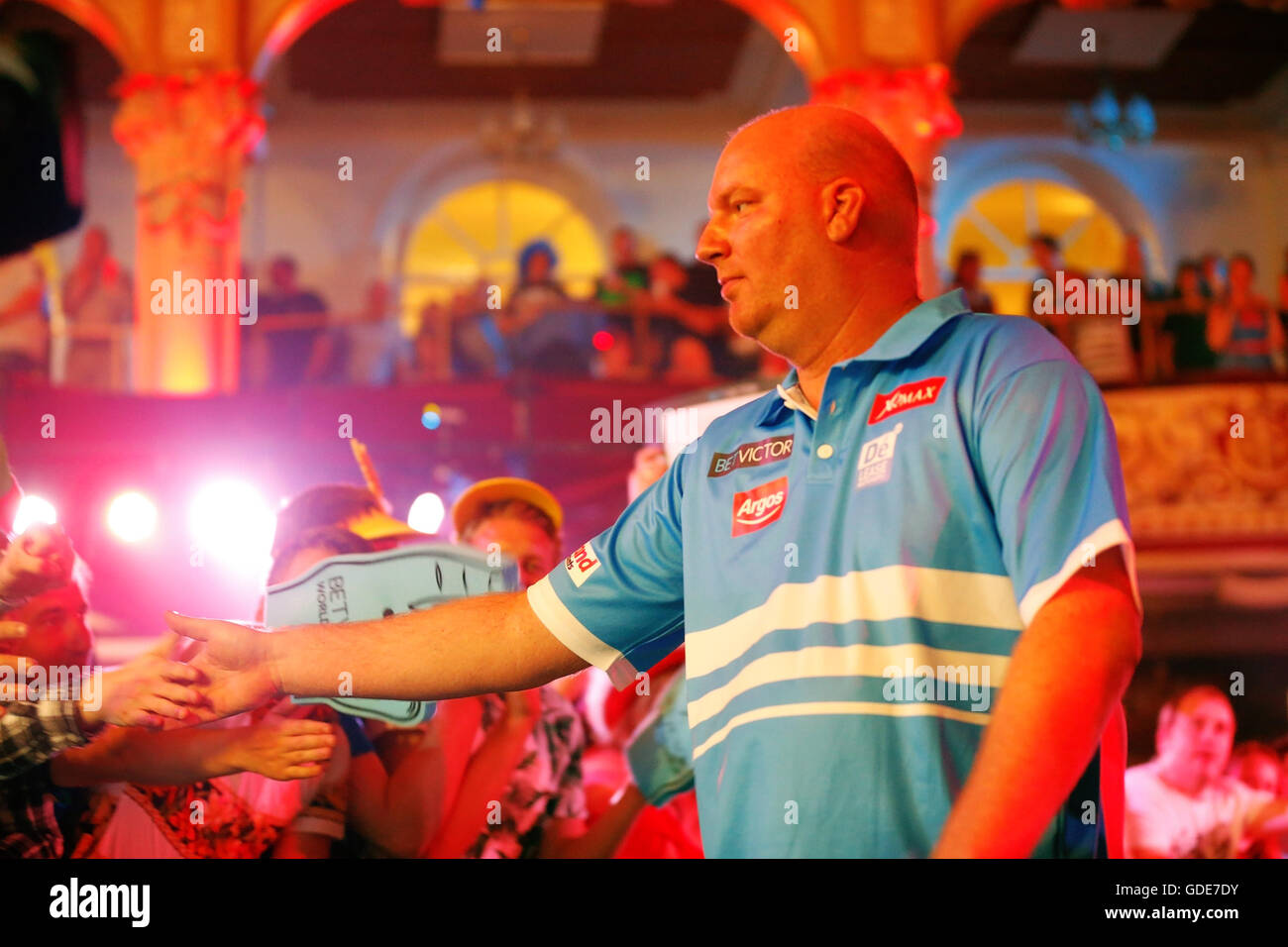 World matchplay crowd hi-res stock photography and images - Alamy