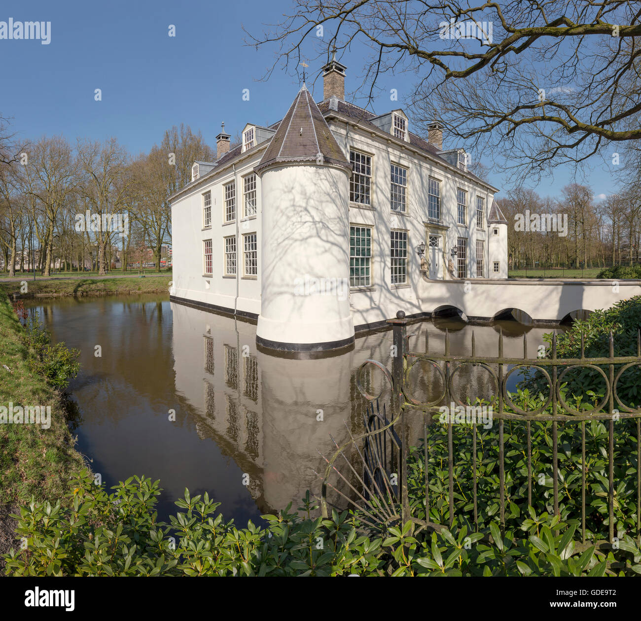 Small castle hi-res stock photography and images - Alamy