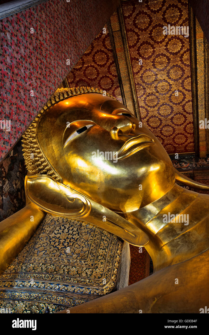 The reclining giant golden buddha statue in Wat Pho temple, Bangkok ...