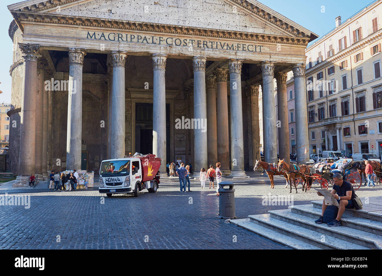 Horse and carriage in front of the Pantheon, Piazza Della Rotonda Rome ...